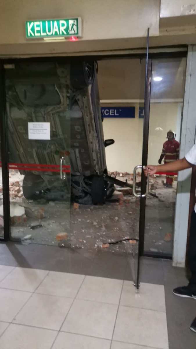 Kereta terbabas di Kompleks Star City – © Borneo Echo